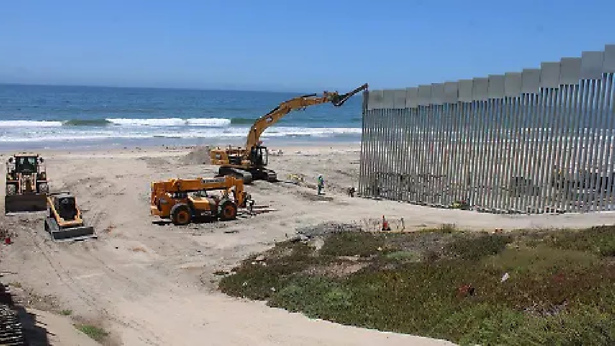 Avanza la reconstrucción del muro con Tijuana; colocan vallas más altas ...