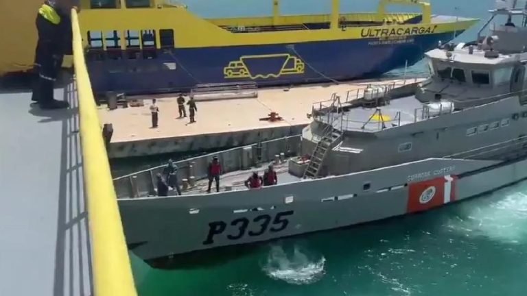 Buque de la Marina choca contra navío en Isla Mujeres